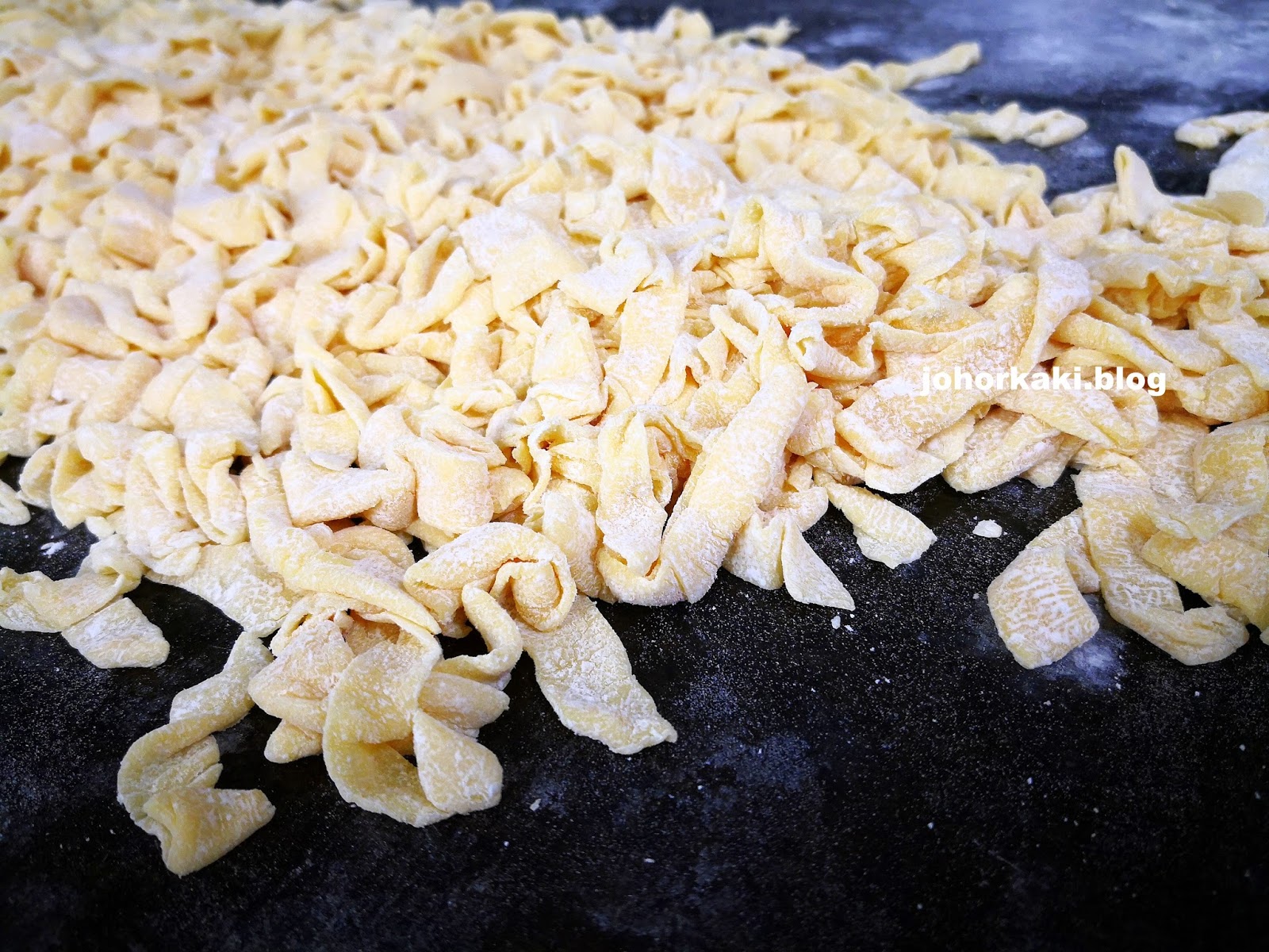 Making Sak Kei Ma at Chinatown Tai Chong Kok Hue Kee 牛車水大中國餅家餘記 |Tony ...