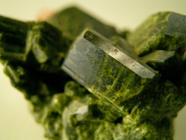 Epidota (Epidote) - Mineral - Geoaprendo