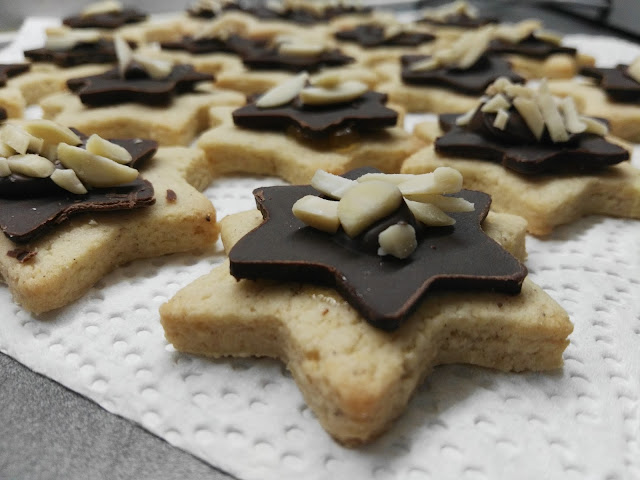 Mandelsterne belegt mit feinen Schokosternchen