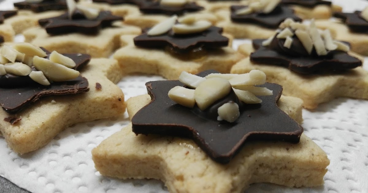 Mandelsterne belegt mit feinen Schokosternchen
