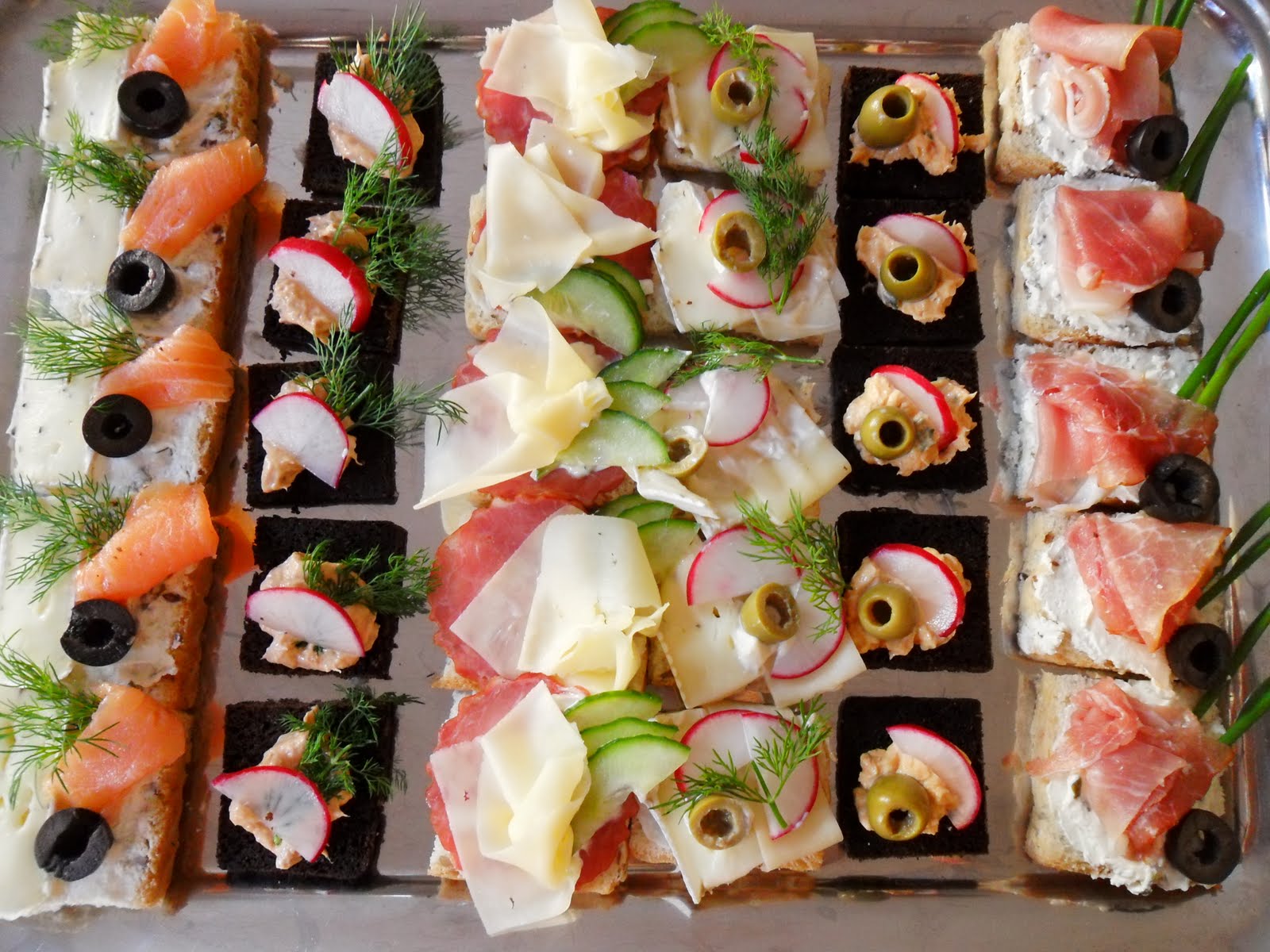 Jedz, śpij i kochaj: CATERING- TARTINKI BANKIETOWE