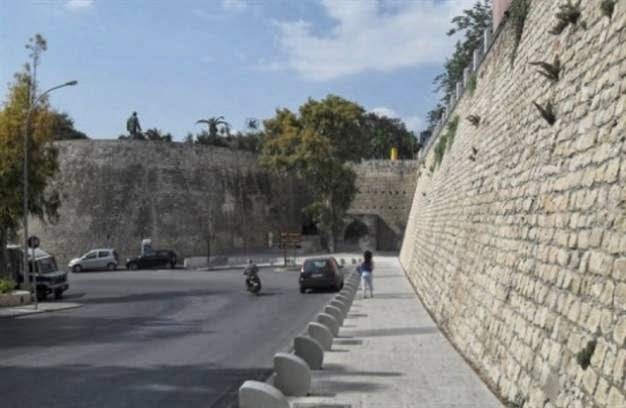 ΑΝΑΤΡΙΧΙΛΙΑ ΑΠΟ ΤΟ ΣΗΜΕΙΩΜΑ ΤΗΣ 54ΧΡΟΝΗΣ ΠΟΥ ΕΚΑΝΕ ΒΟΥΤΙΑ ΑΠΟ ΤΑ ΤΕΙΧΗ ...