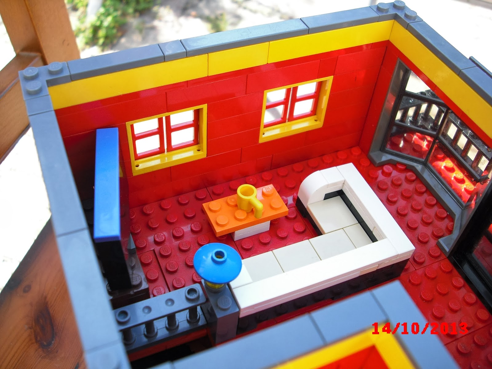 CREATIONS LEGO: immeuble avec sa poste et 1 duplex