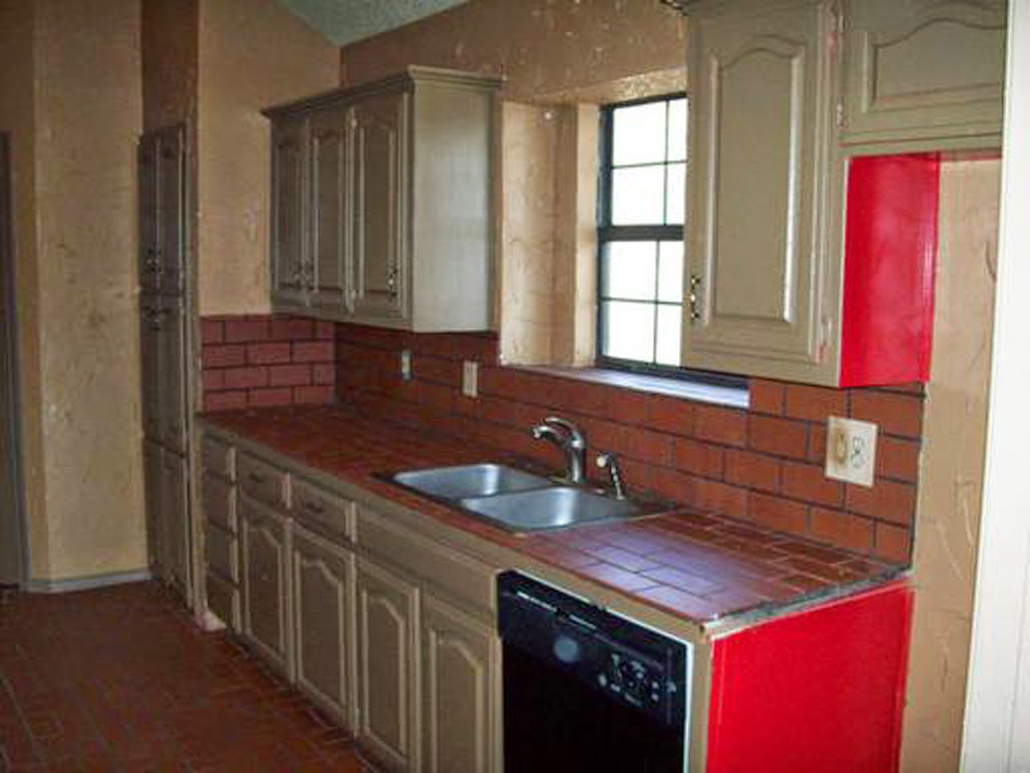 The Redhead Sez: The Ugliest Kitchen.......
