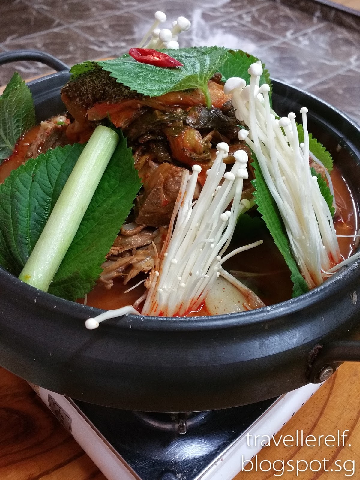What to eat in Korea ~ Gamjatang 감자탕 (Spicy Pork Bone Stew) - Travellerelf
