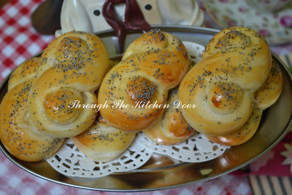 Through The Kitchen Door: Braided Bread Rolls