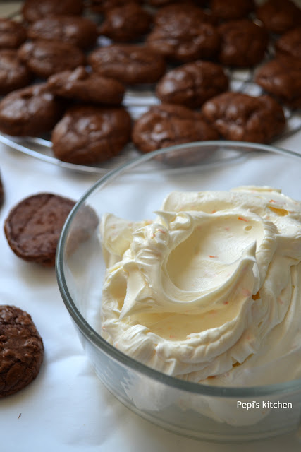 Pepi's kitchen in english: Brownie Cookies with Mascarpone Filling