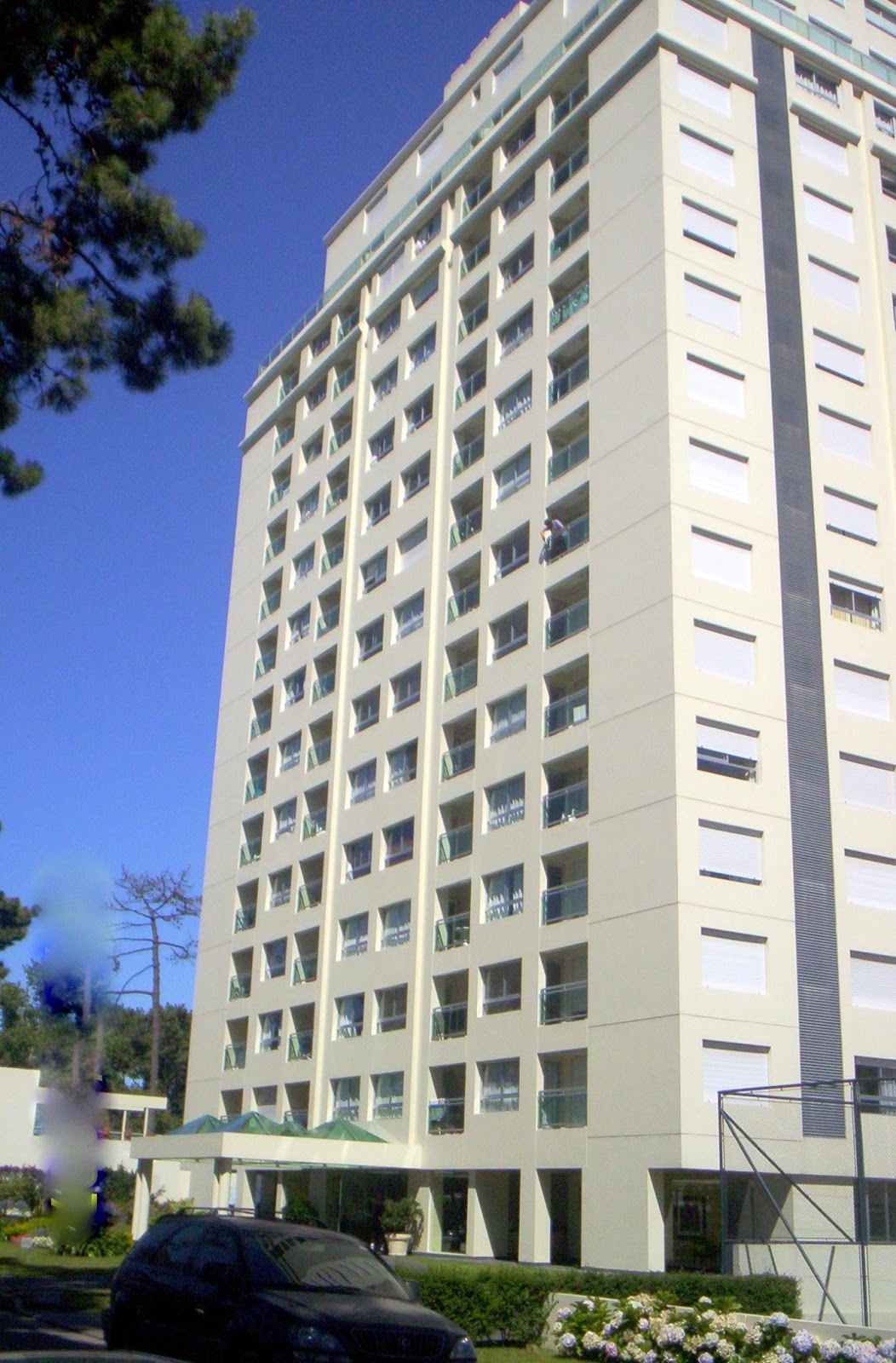 EDIFICIO "12 LUNAS". PUNTA DEL ESTE.
