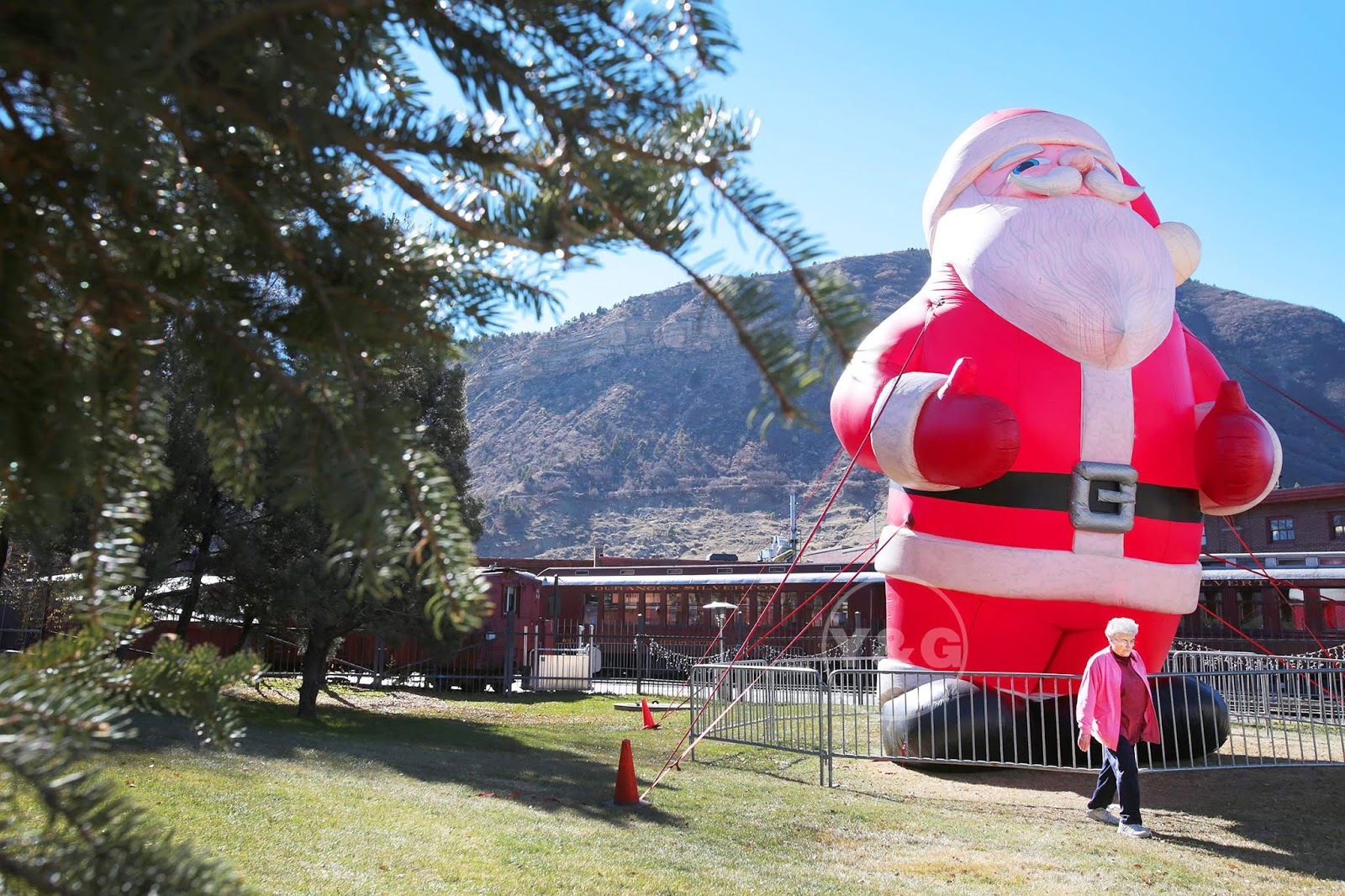 Best giant inflatable Santa Claus collection.