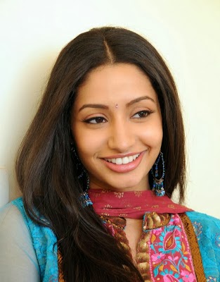 Anita Galler Candid Photoshoot HQ Pics At 'Maro Charitra' Telugu Movie ...