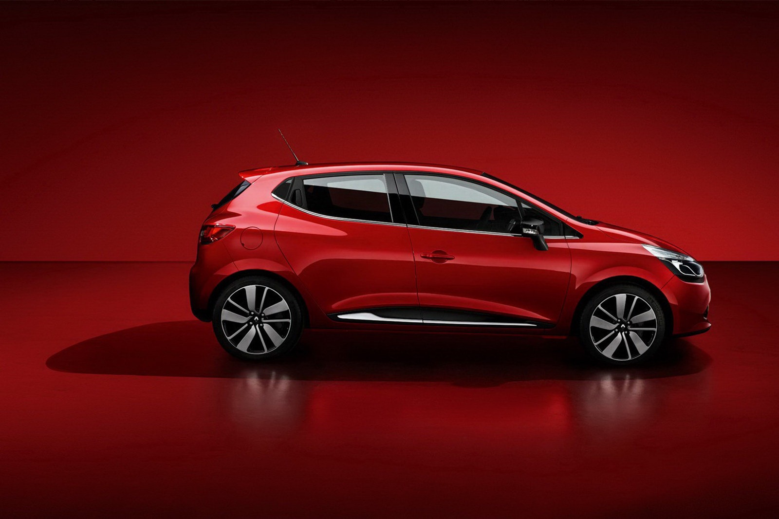 A V T O S V E T N O V I C E: NOVI RENAULT CLIO - SLIKE!