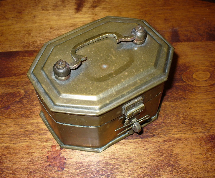 Dante's Wardrobe: Packages for an Imagined Event: Item 11