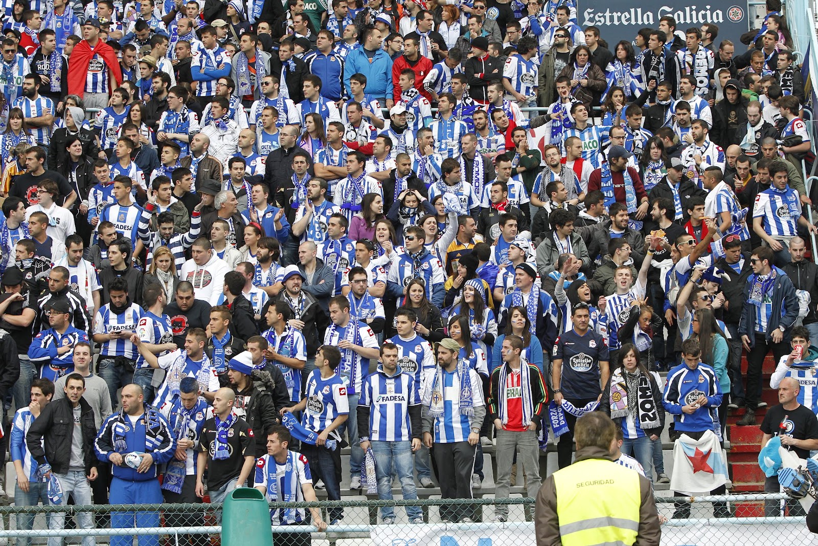 Colección de bufandas de grupos ultras.: Bufandas de los Riazor Blues ...