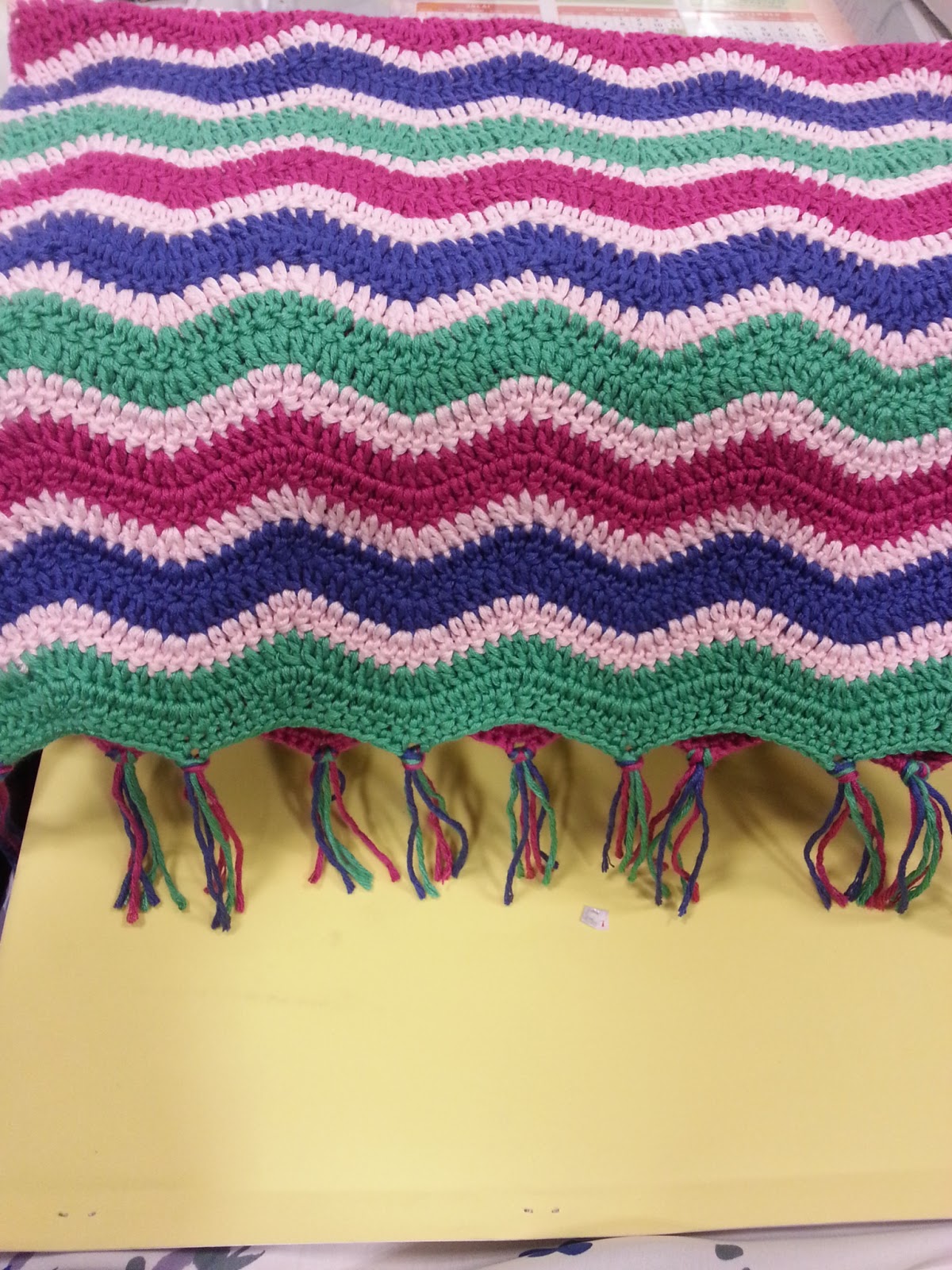 Peek a Boo: kait-topi-baju-alas meja