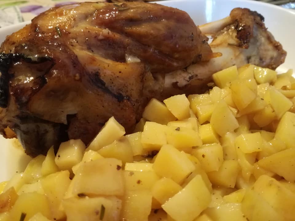 Stinco di maiale al forno con patate - Seduti a tavola