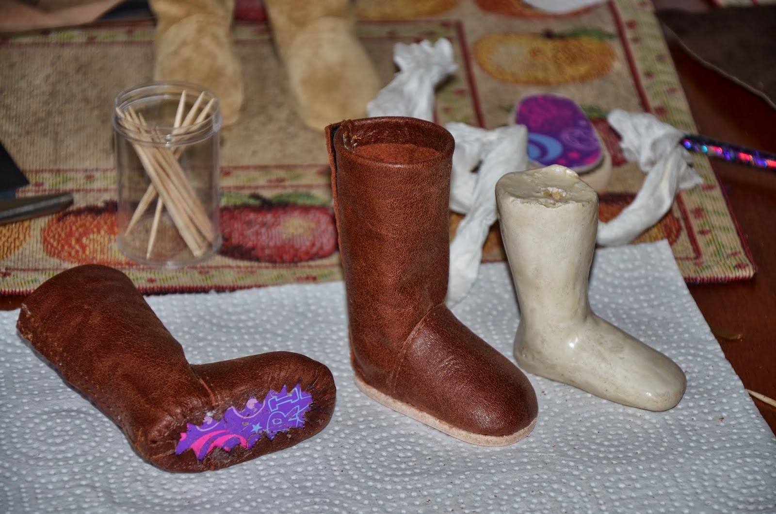 Dolls World: Making boots for dolls.