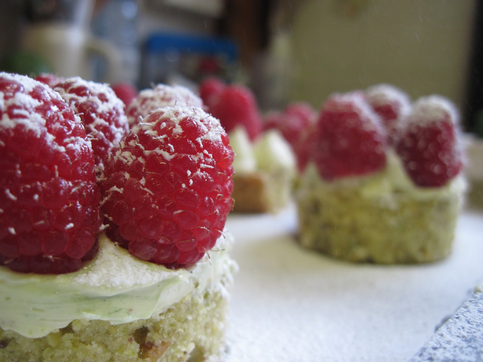 The Sugar Lump: Pistachio & Raspberry Cakes