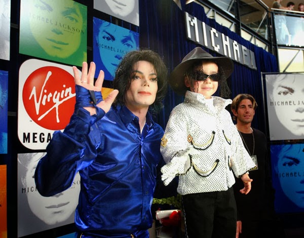 [FOTOS] Michael Jackson sessão de autógrafos de Invincible - 07 de ...