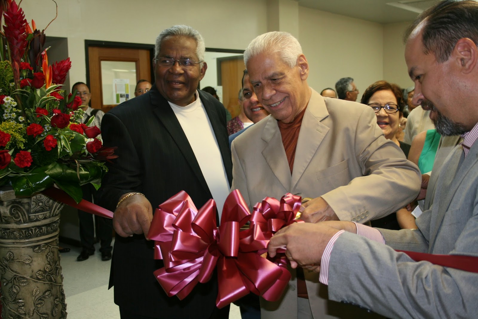 Luis Rafael Sanchez inaugura la Sala que Albergará su Colección Personal.