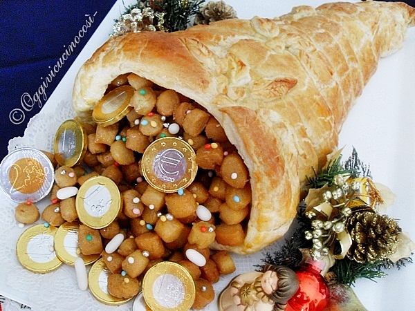 Oggi vi cucino così!: Struffoli di Natale napoletani in Cornucopia di ...