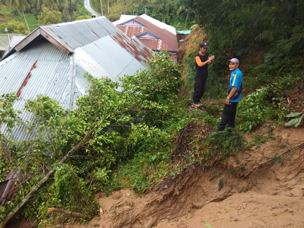 Longsor, Satu Rumah Warga Tertimbun Tanah di Siturah Tanah Datar
