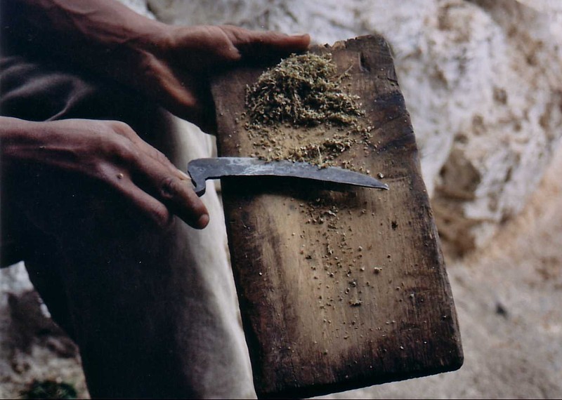 Moroccan Pipe: Cutting Kif