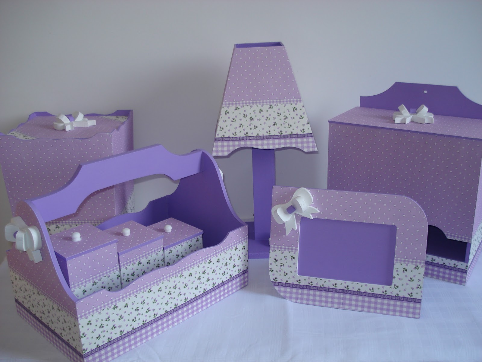 Artes by Meire: Kit Bebê MDF Lilás e Branco com Laços de MDF