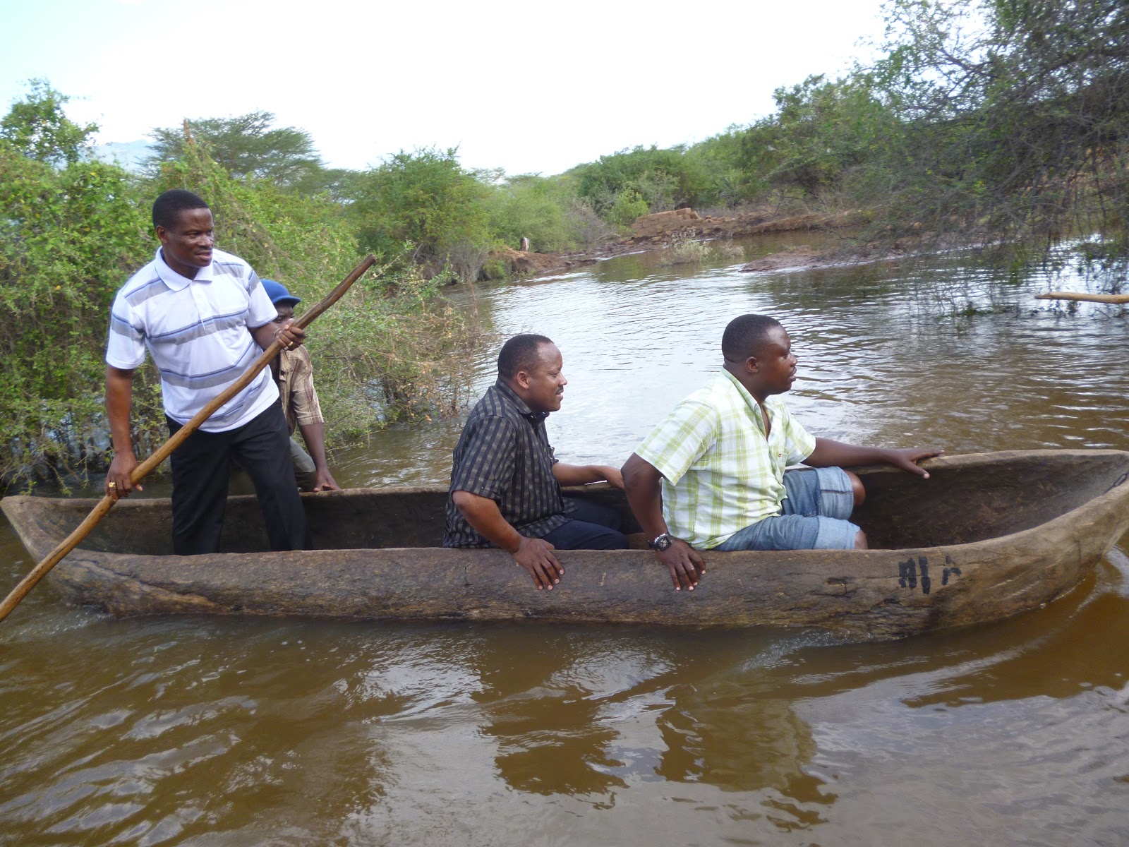 Mbunge asaidia kuendesha Mtumbwi kuvuka mto Ruvu Tanga
