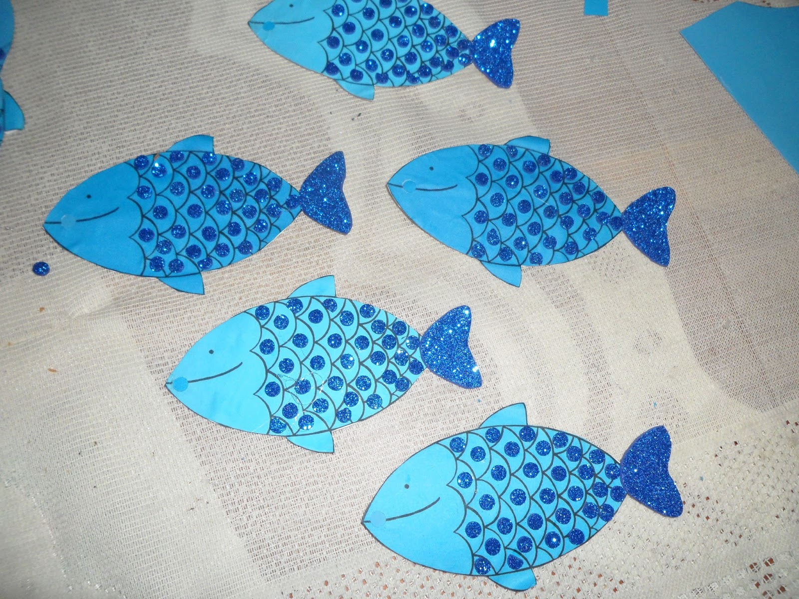 "CHIKIIDEAS": Peces de origami y de papel de colores con foami.