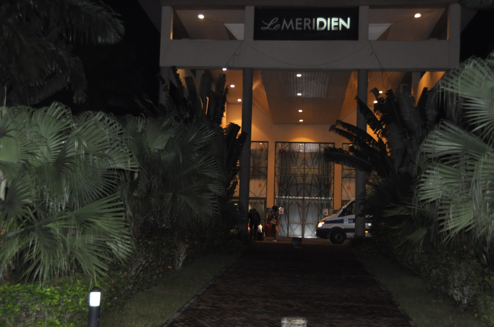 Van anderkant die ewenaar: Broken language