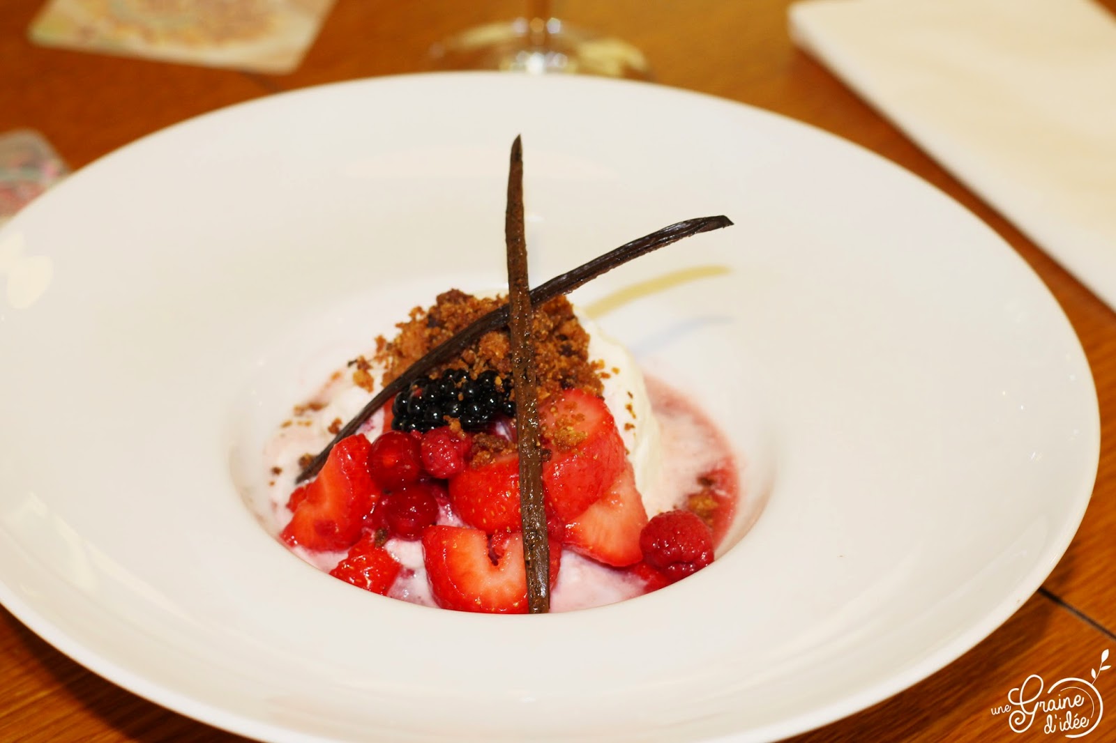 Crémet Nantais aux Fruits Rouges en Sirop et Crumble Minute | Une ...