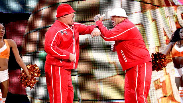 WWE In live!!!!: THE FUNKADACTYLS vs THE BELLA TWINS