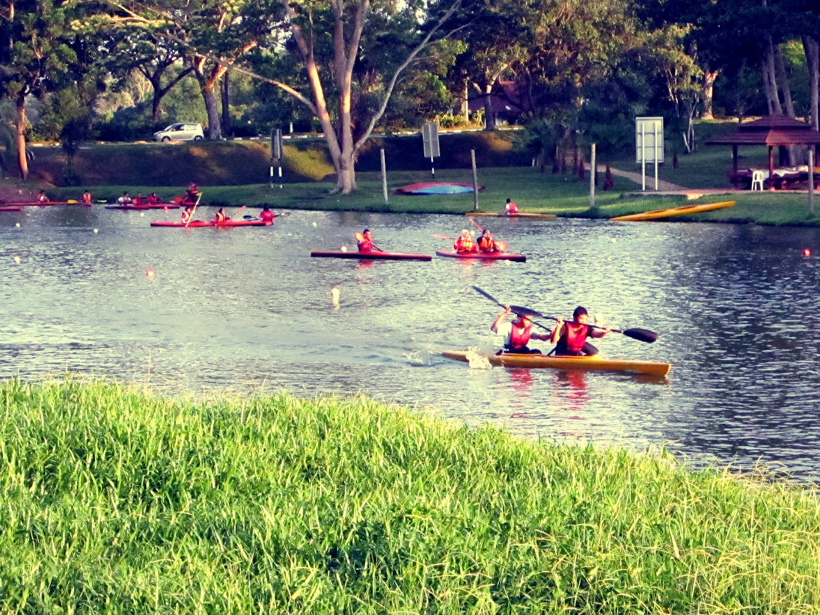 Bermain Kayak di Tasik UTM (Universiti Teknologi Malaysia) | Iqbal Parabi