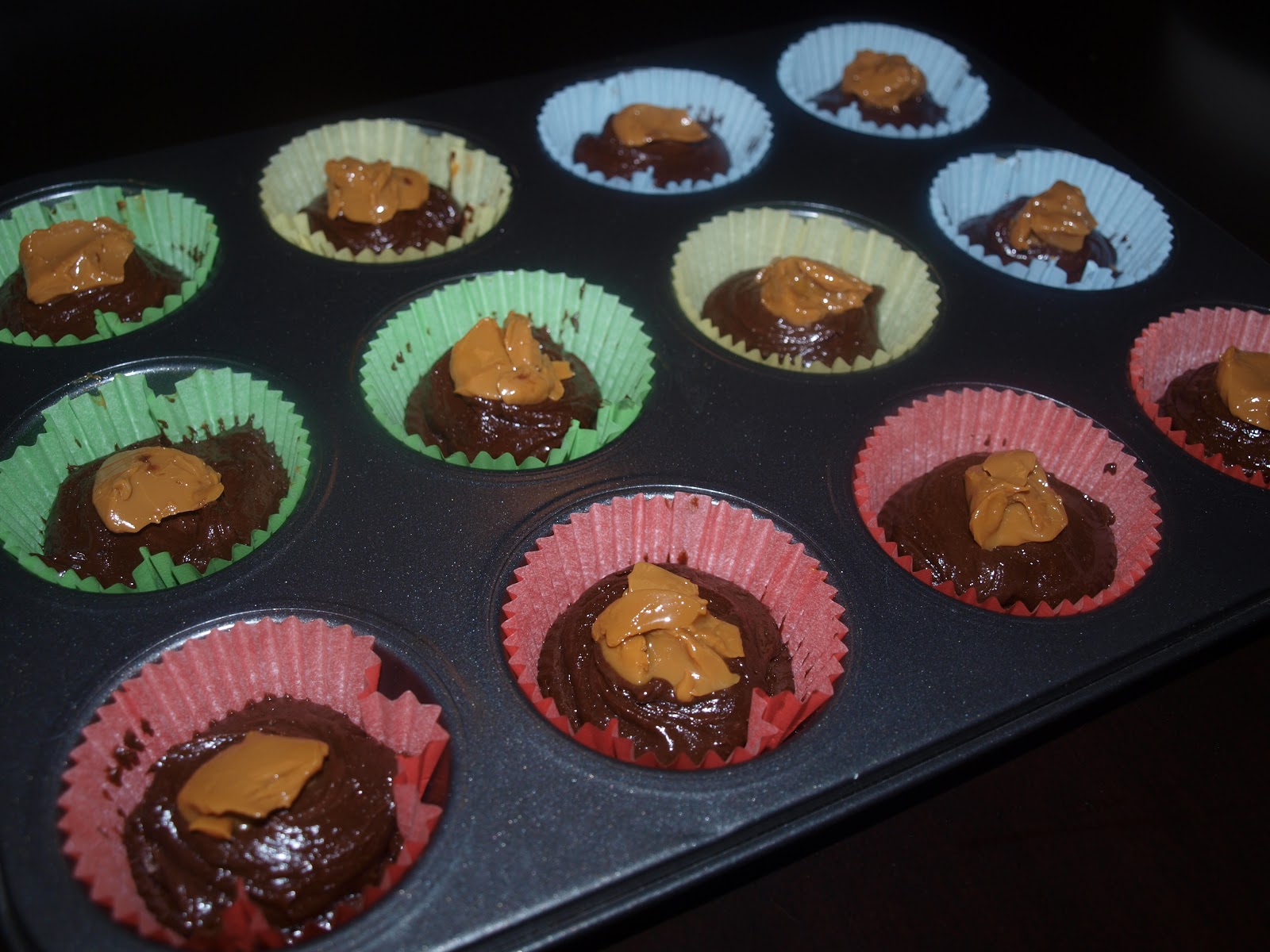 baltoje lėkštėje: Šokoladiniai keksiukai su karamele