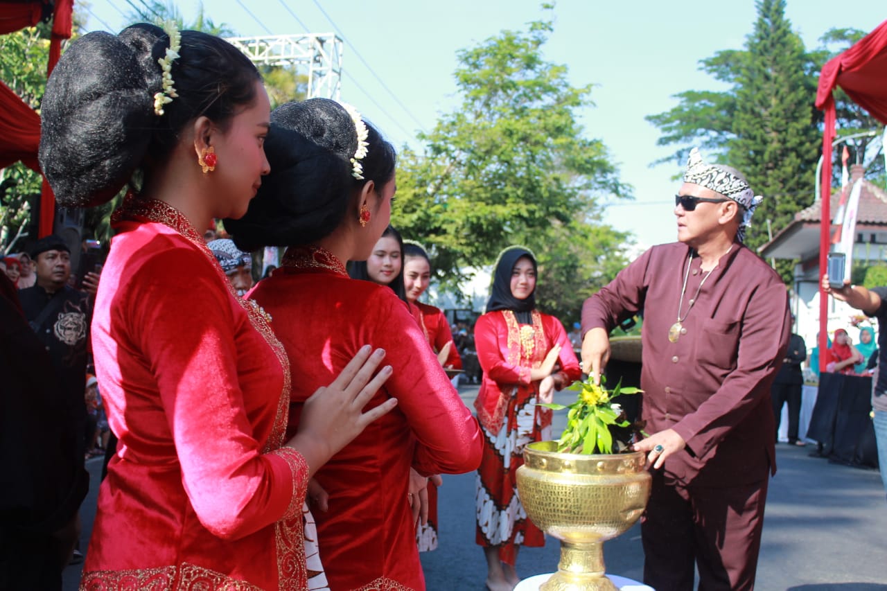 Tradisi Babarit, Meriahkan Harjad Kuningan Sekaligus Tolak Bala ...