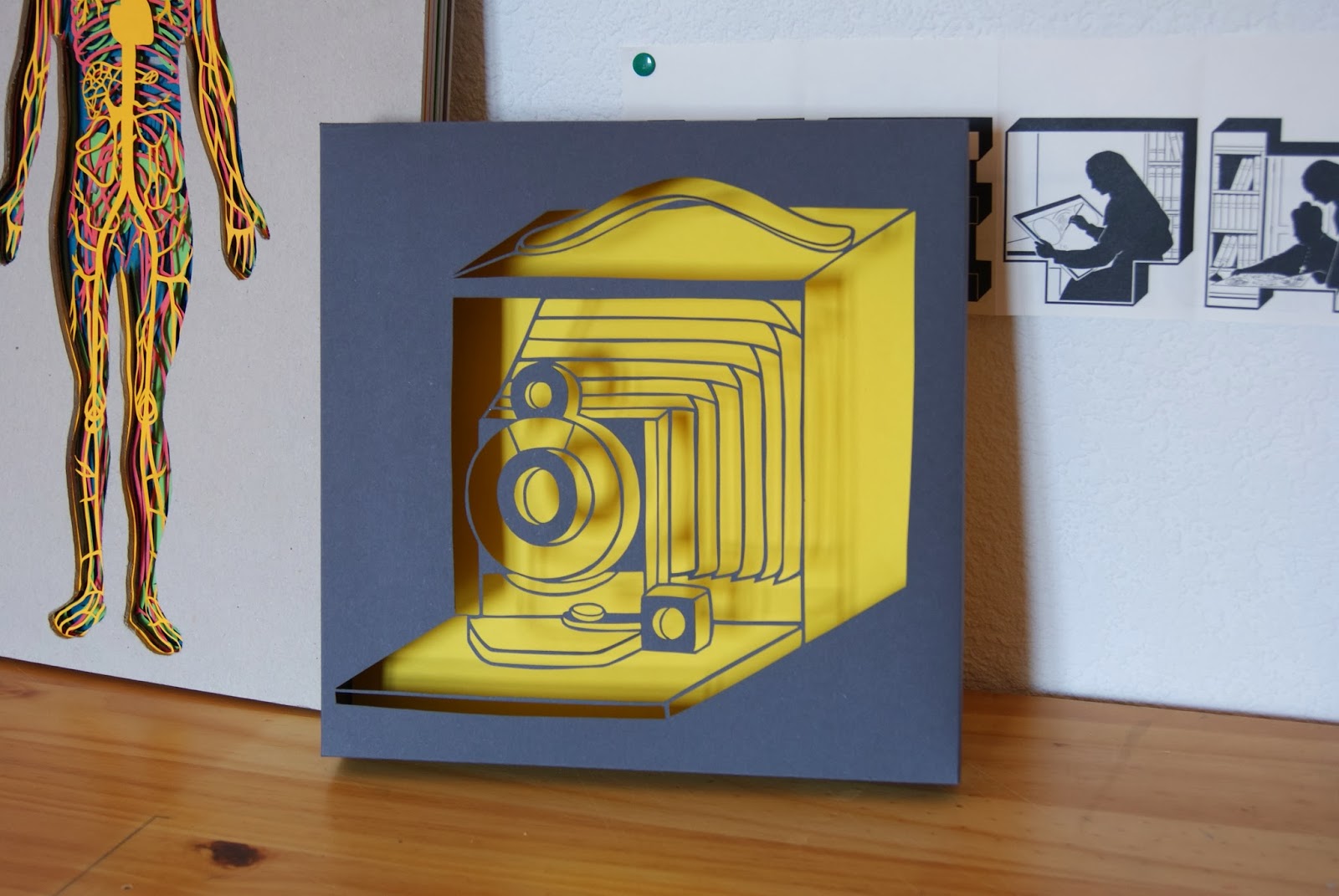 Pepper scissors, illustration et papiers découpés: cadres en relief