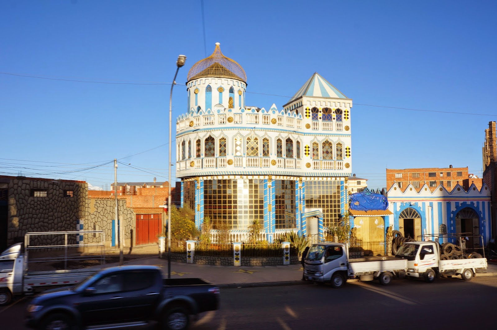 Cholets, Bolivia. Freddy Mamani: arquitectura en tecnicolor | ARQ ...