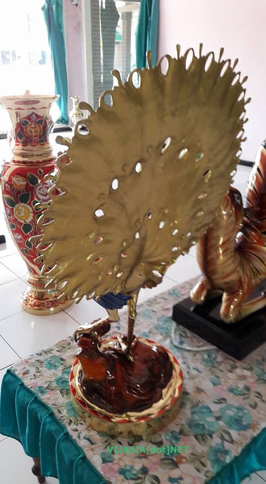 Patung Burung Merak - Toko Kerajinan Tembaga dan Kuningan Bondowoso