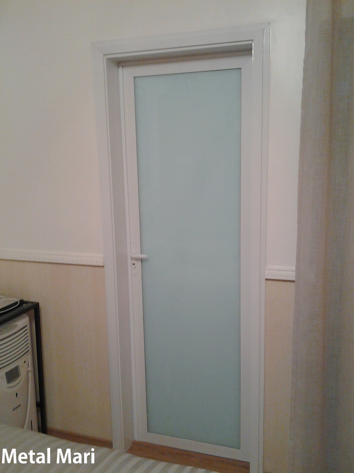 Metal Mari Esquadrias : Porta de alumínio e vidro temperado (Metal Mari)