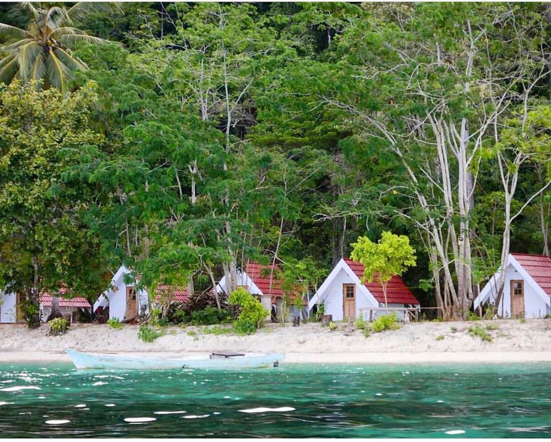 Wow Indahnya Pantai Pasir Coklat dan Teluk Cinta di Pulau Labengki ...
