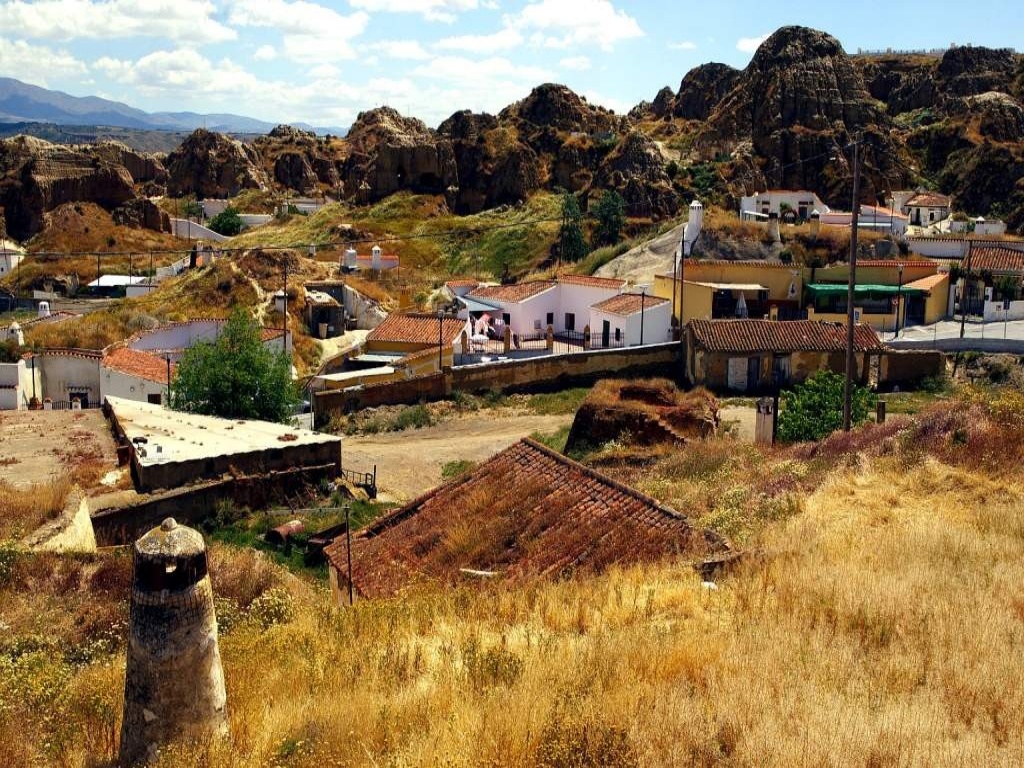 GEOGRAFILIA: Habitatul troglodit - case tradiționale în peșteri