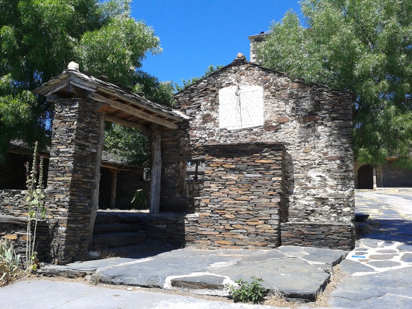 Donde me dejes llevarte: Ruta de la Arquitectura Negra: Campillo de Ranas