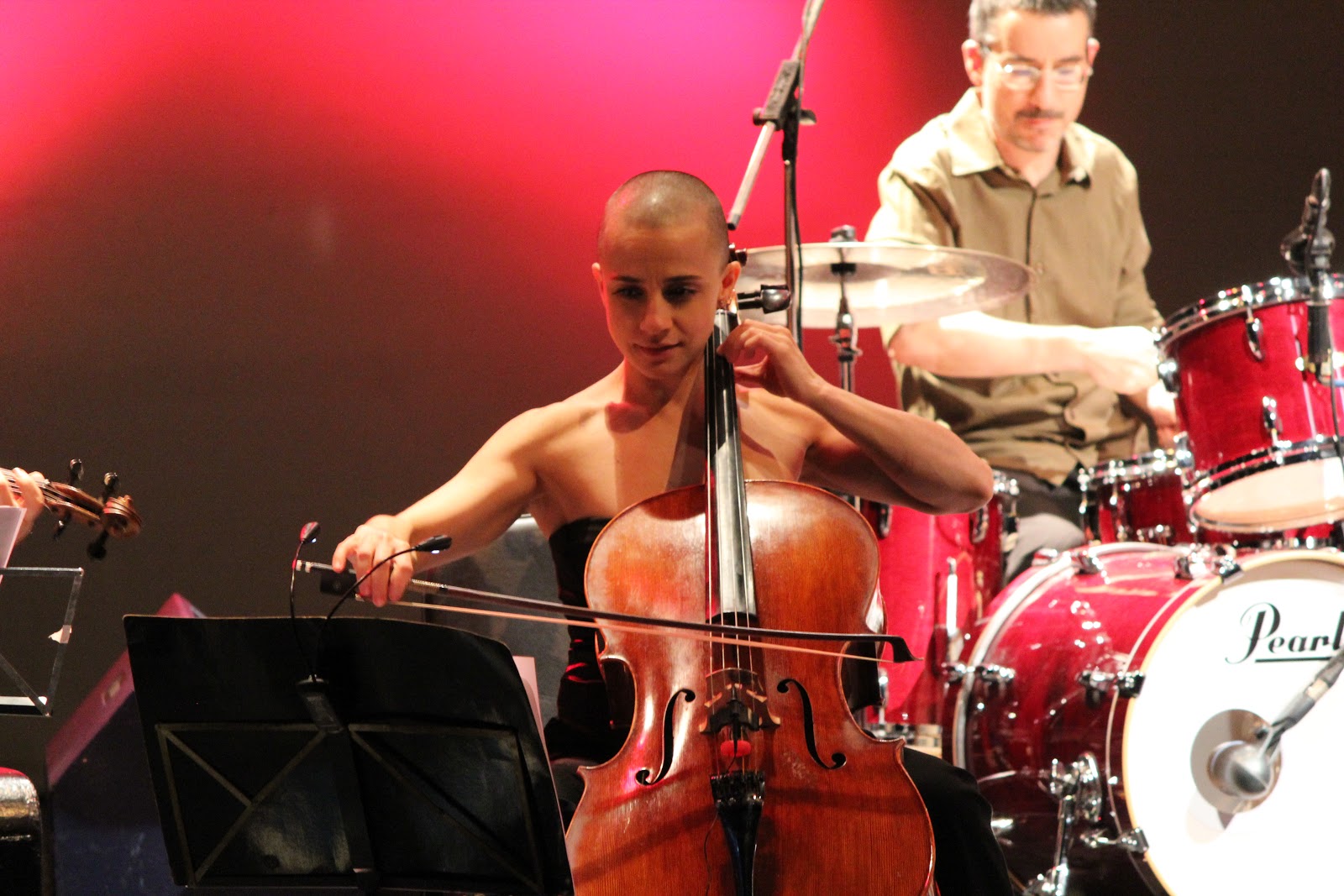 Um homem pensando: PATRÍCIA RIBEIRO - VIOLONCELISTA