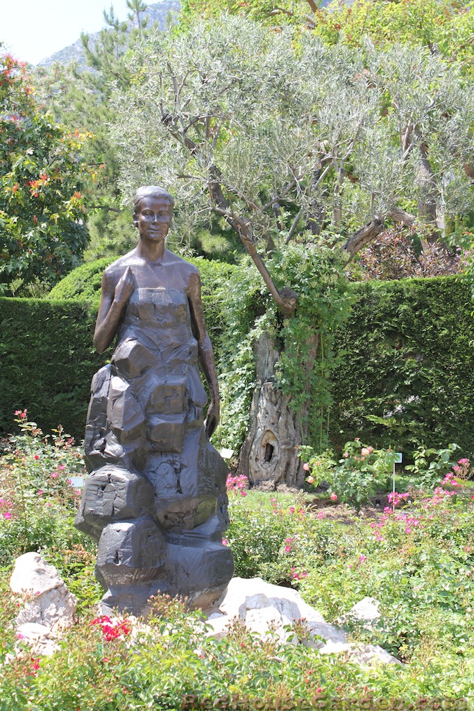 Red House Garden: Fugitive Gardener at the Princess Grace Rose Garden