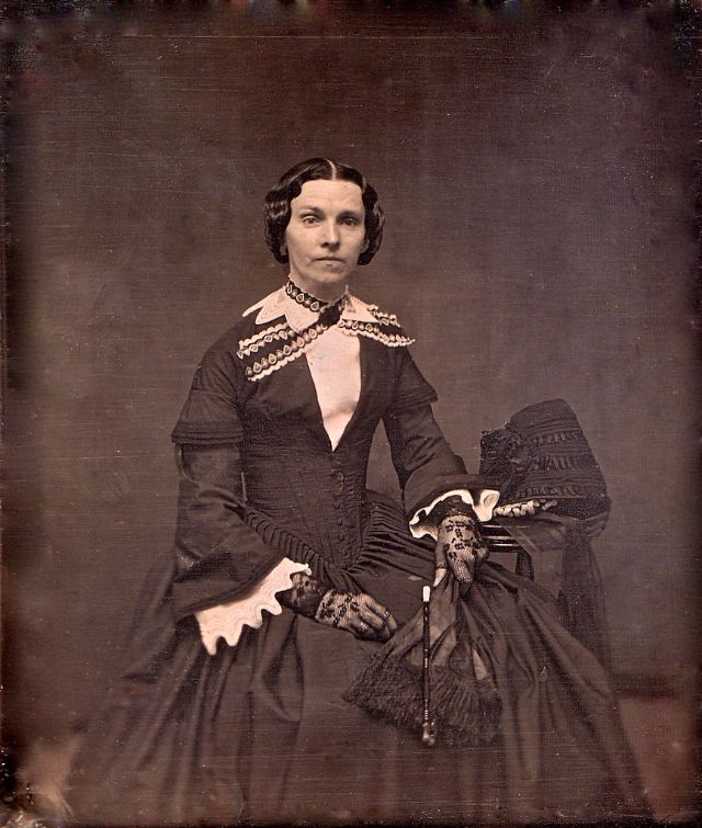 Lady in Style – Glamorous Photos of Fashionable Women in the Mid-19th ...