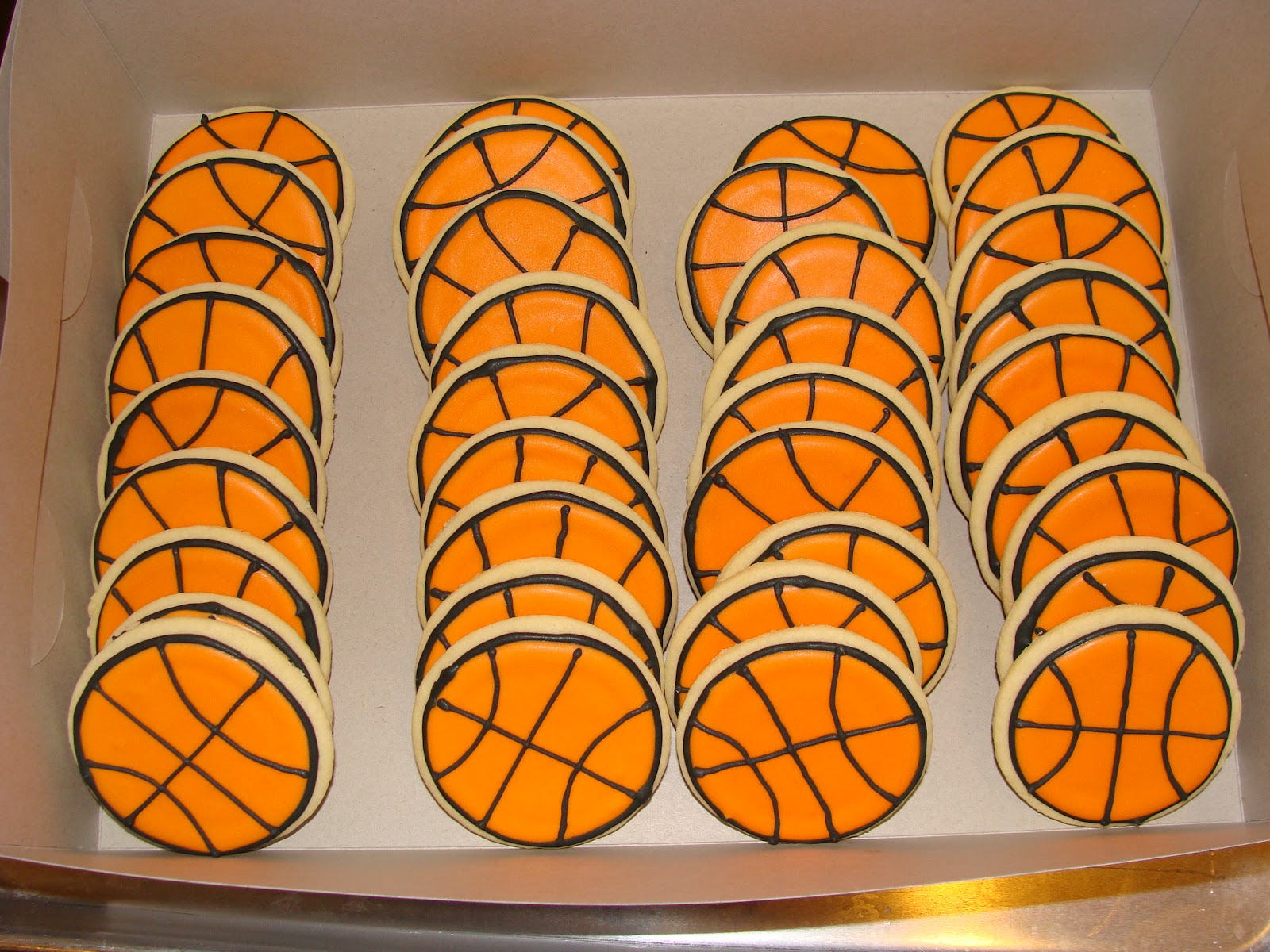 Door County Custom Cakes and Cookies: Basketball Cookies for the Banquet