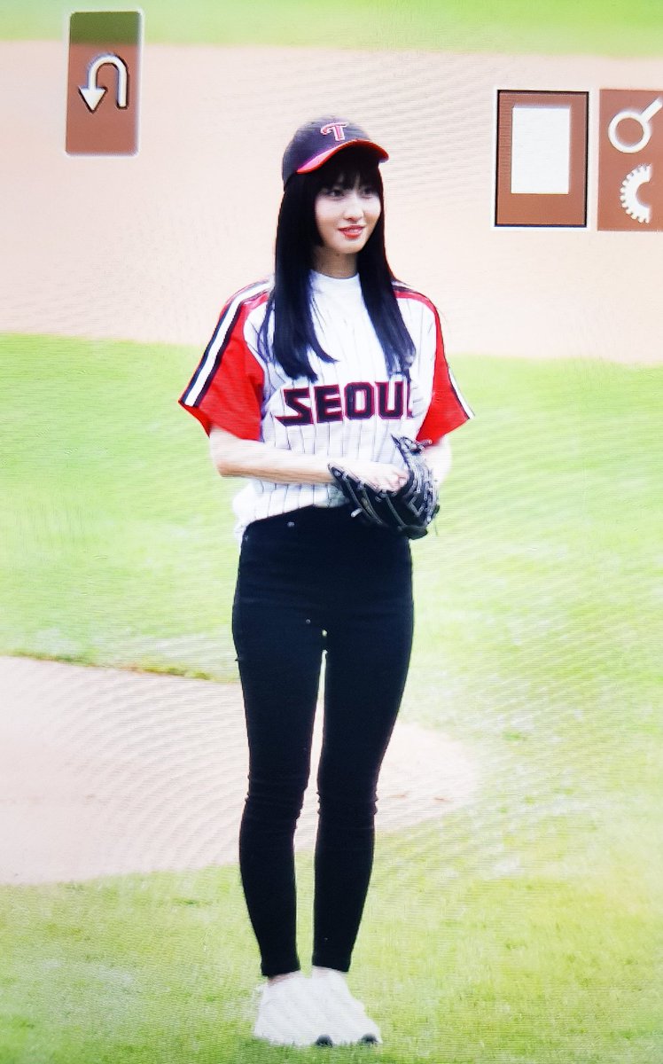 Joe's Twice Photo Blog: 190414 TWICE Momo Baseball game first ball (110 ...