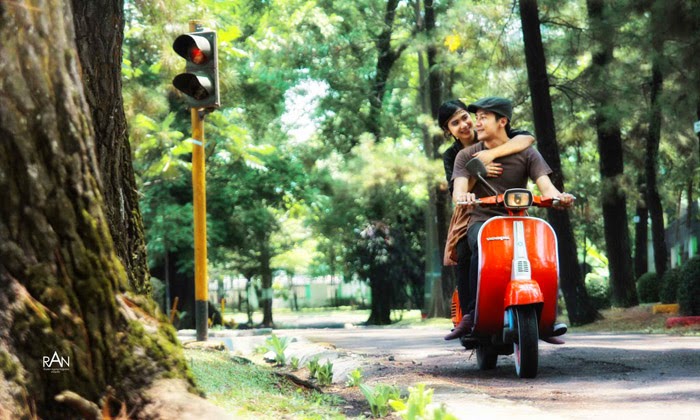 37+ Foto Prewedding Naik Vespa
