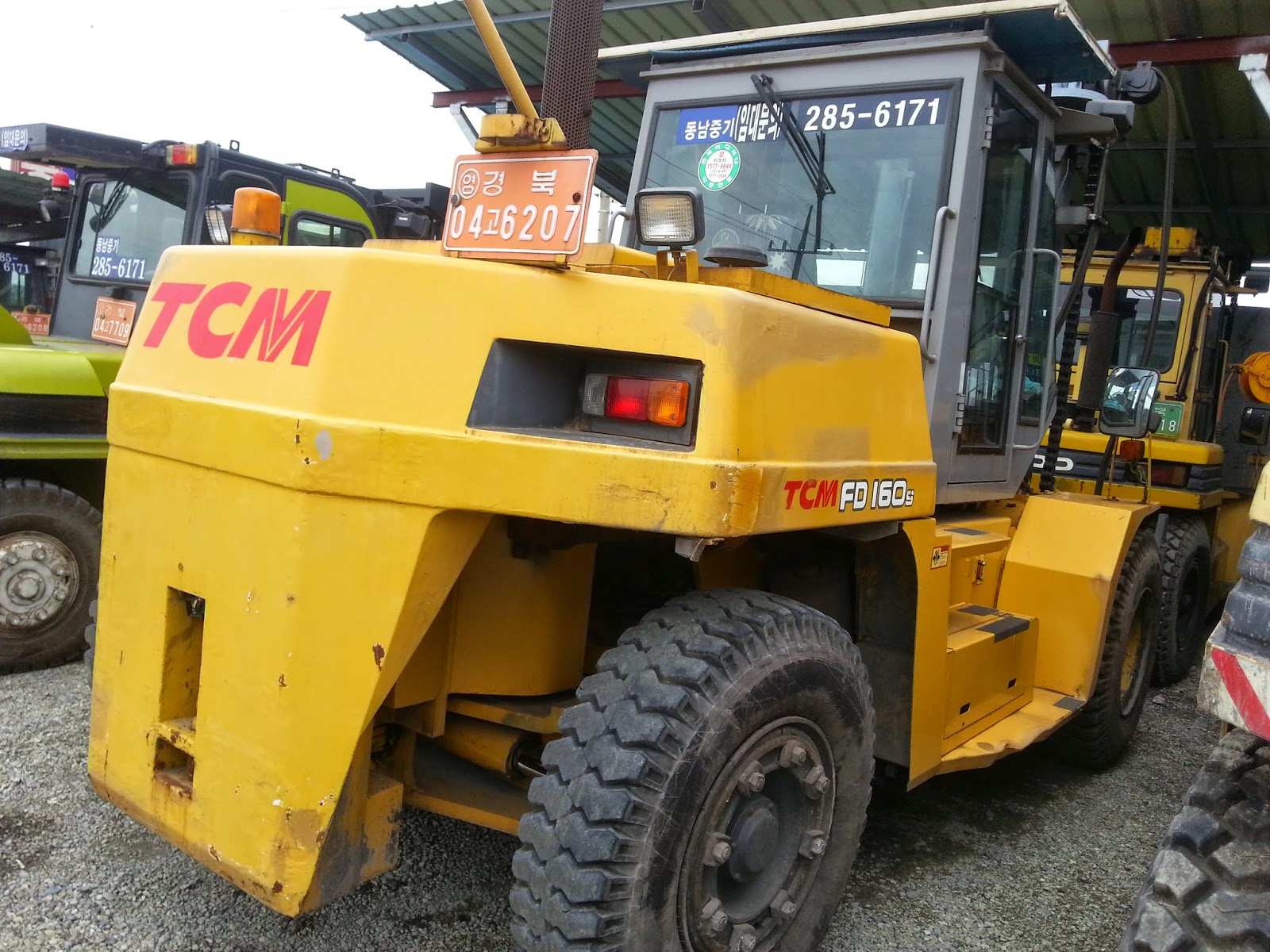 HEAVY EQUIPMENT ( CONSTRUCTION MACHINERIES): TCM JAPAN LIFTER 16 TON 2007