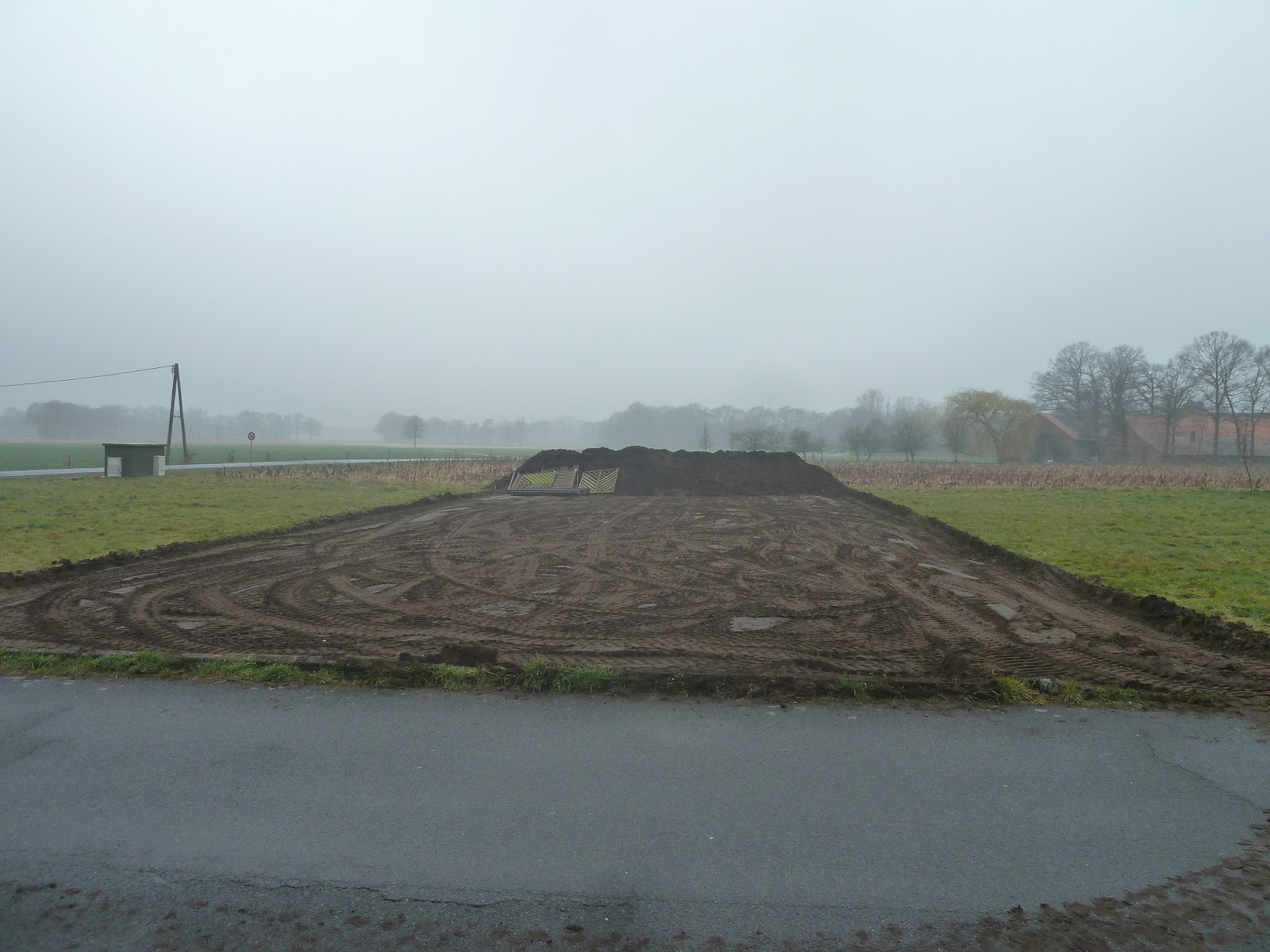 wirbauenendlich: Grasnarbe wird abgefahren